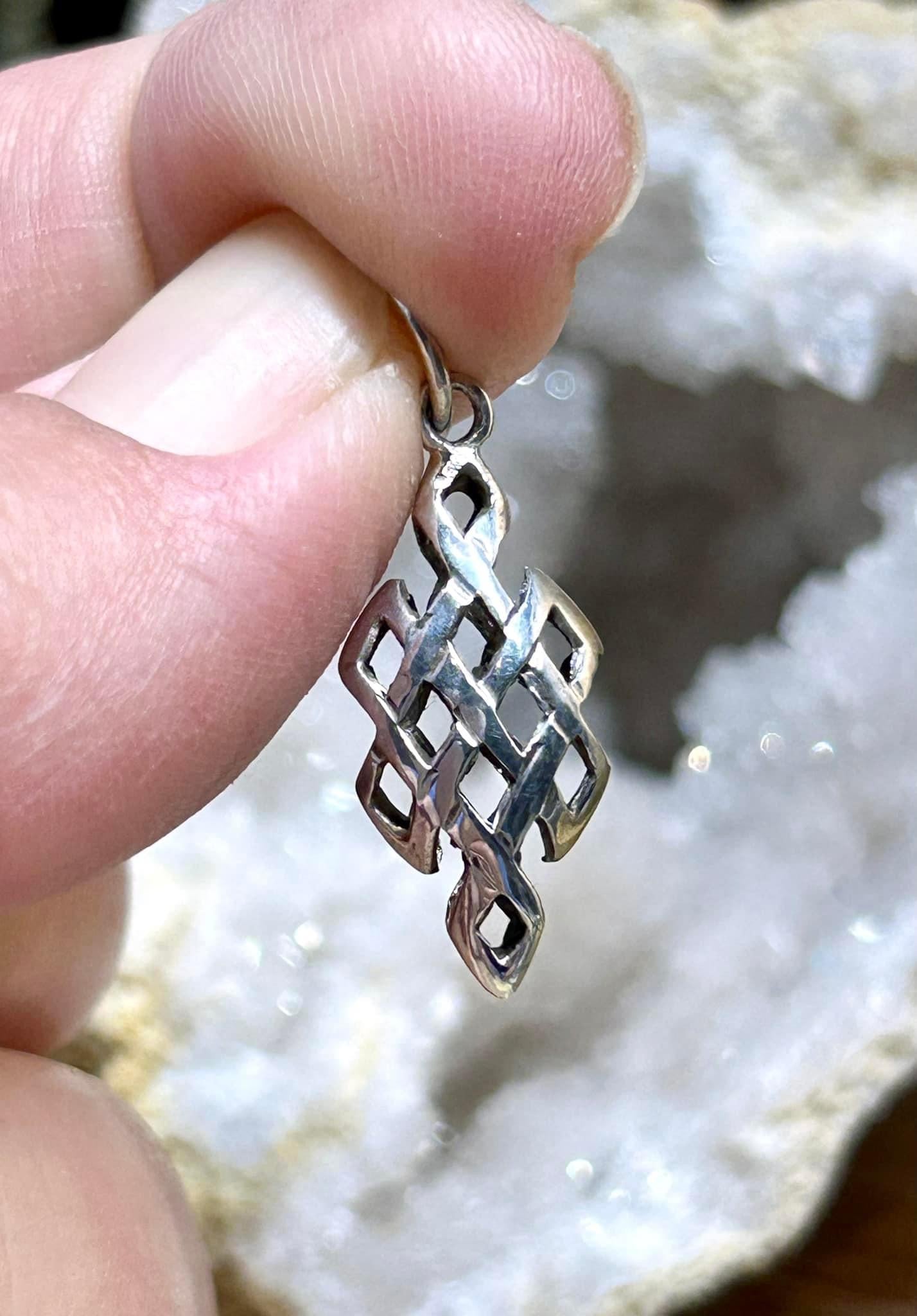 Pendentif noeud sans fin Népal – Renaixion.Devenez ce que vous êtes Pendentif noeud sans fin Népal – Renaixion.Devenez ce que vous êtes